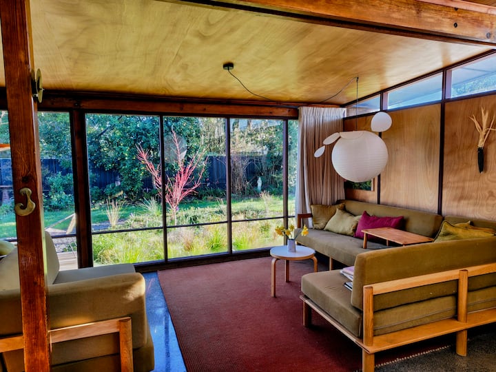 Mid-century Suburban Sanctuary - Hastings