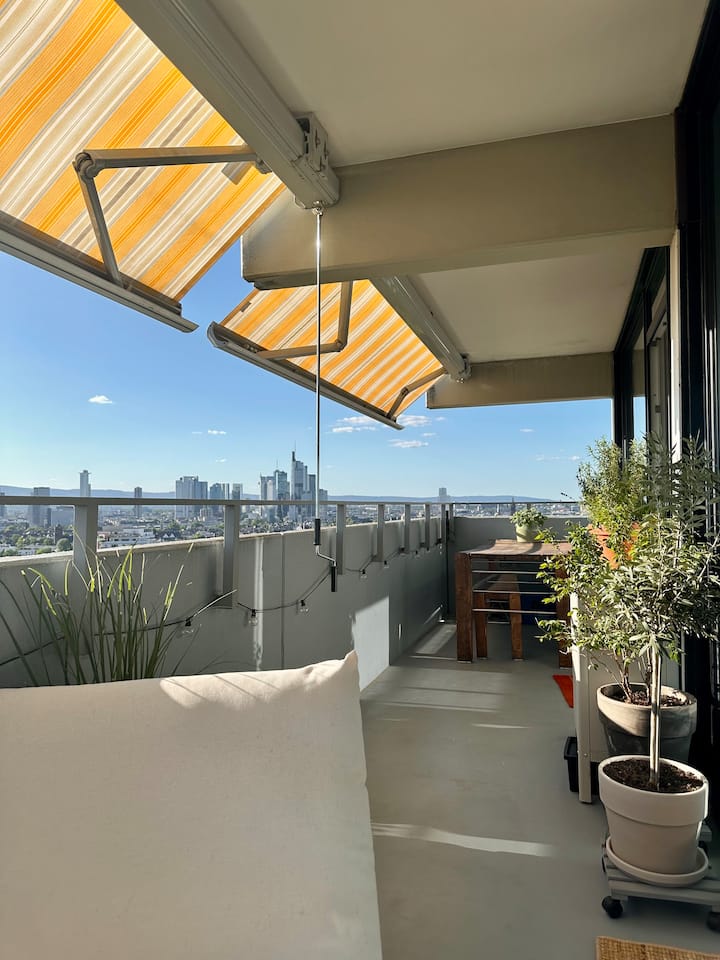 The Balcony | Stylish Skyline View Apartment - Frankfurt
