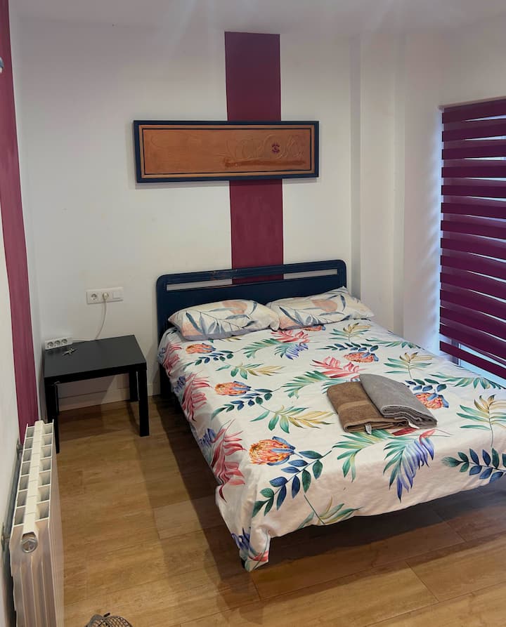 A Convenient Room Right Next To The Metro Station - Badalona