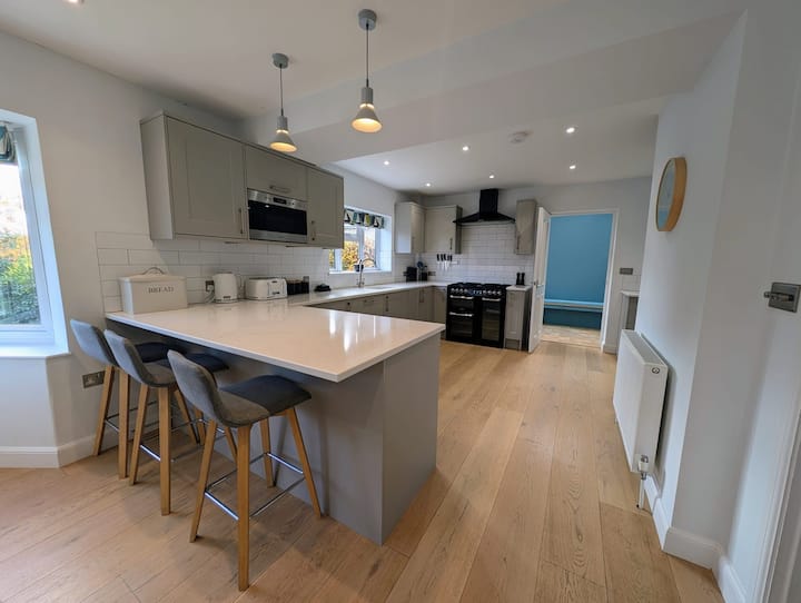 Modern 4 Bedroom Family Home, Central With Parking - Stow-on-the-Wold