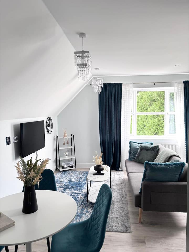 Castle-view Apartment + Free Parking On Site - 도버