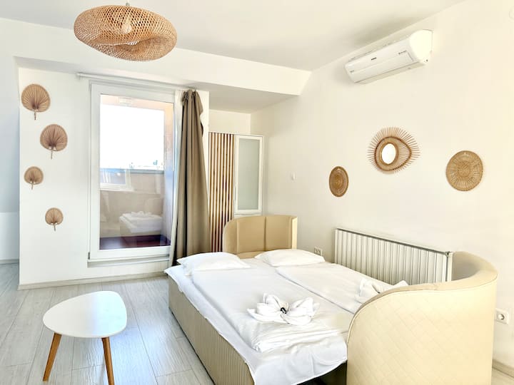 Top Floor 1-bedroom Apartment With Balcony - Budapest