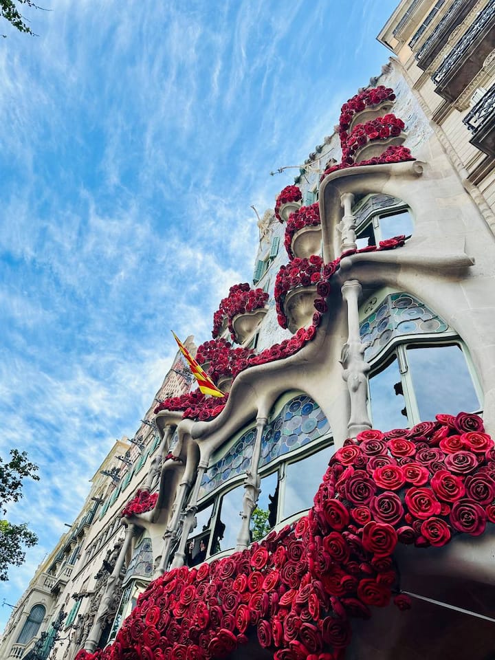 Catalan 2br Apartment W/ Patio & Tvs – Casa Batlló - Barcelona