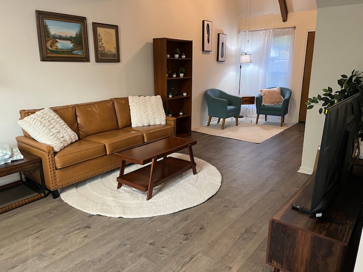 Downtown Liberty Retreat - Liberty, MO