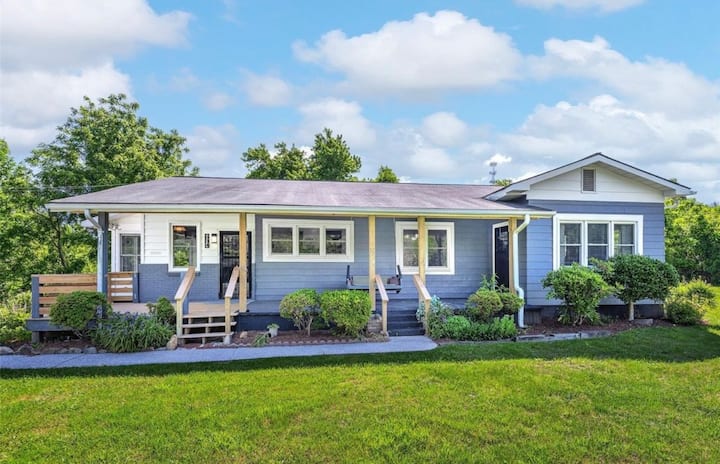 Spacious Flat Rock Retreat • Indoor Fireplaces - Hendersonville, NC