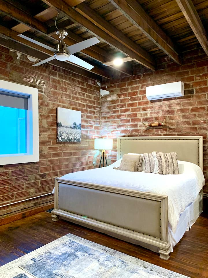 Historic Townhouse & Courtyard Downtown - Havana, IL