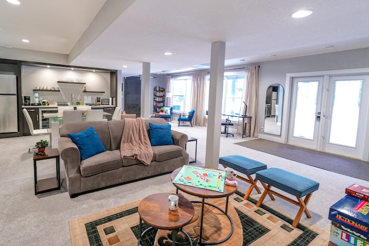 Premium Family Stay W/ King Bed & Home Theatre - Alberta