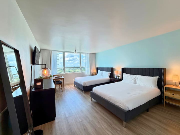 Bay View | Pool + Beach Access + Valet Parking - Miami Beach, FL