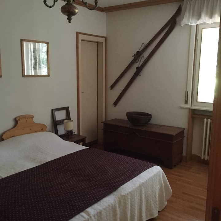 Casa con vista a las montañas y río en el fondo - Airbnb