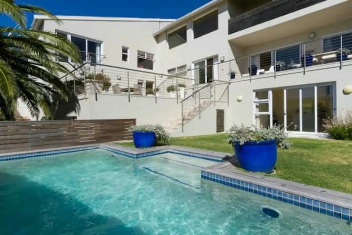 Camps Bay - Independent Studio Flat (Pool Room) - Cape Town