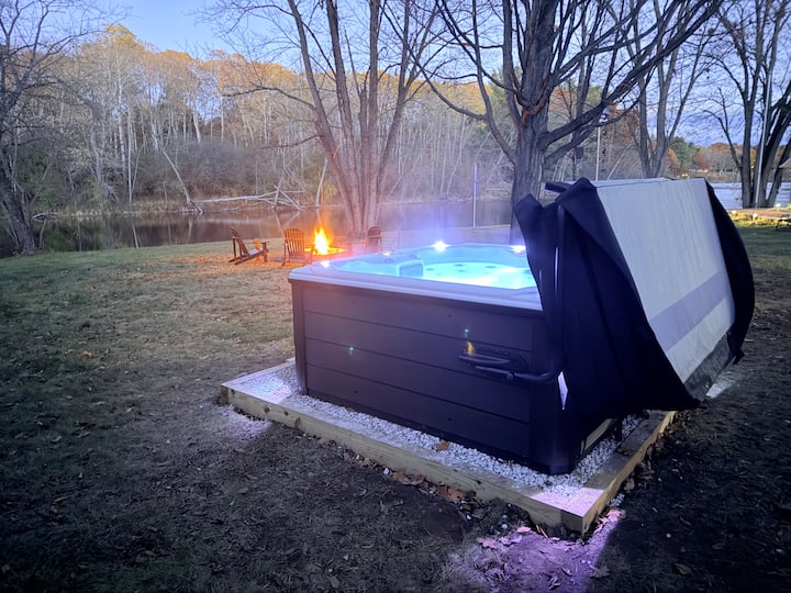 Riverfront Relaxation W/ Hot Tub, Fire Pit & Deck - Evart, MI