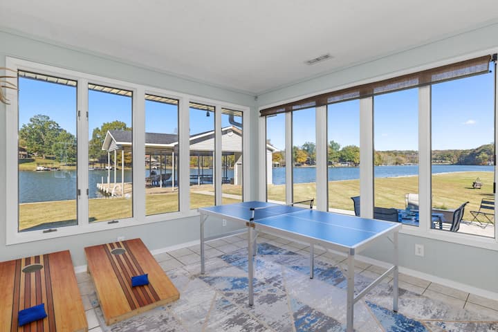 Spacious, Luxe Design, Gameroom, Flat Grassy Knoll - Florence, AL
