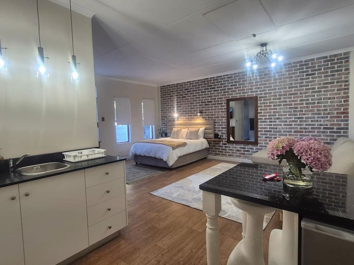 Slow Down Cottage - George