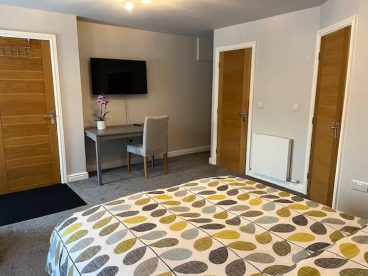 Spacious Self-contained Studio In Pretty Village - Warrington