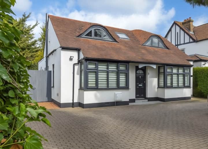 Spacious Detached Home Hornchurch | Private Garden - Brentwood