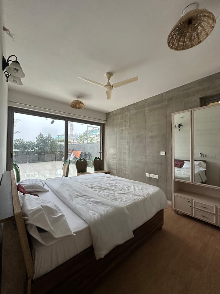 Mojmaa Homestays - Vintage Jungle Rooftop Stays - Gandhinagar