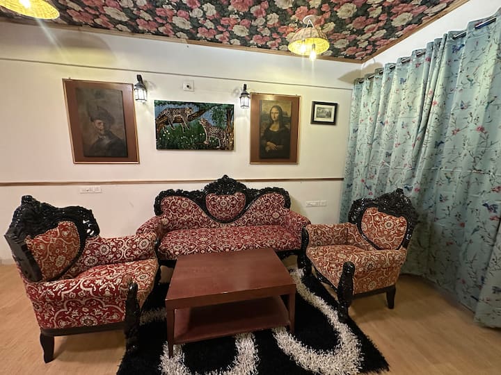 Mojmaa Homestays - Vintage Jungle Rooftop Stays - Gandhinagar