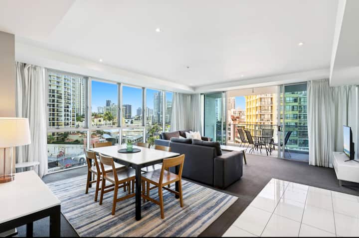 2 Bed 2 Bath Spacious Modern Hilton Apartment - Surfers Paradise