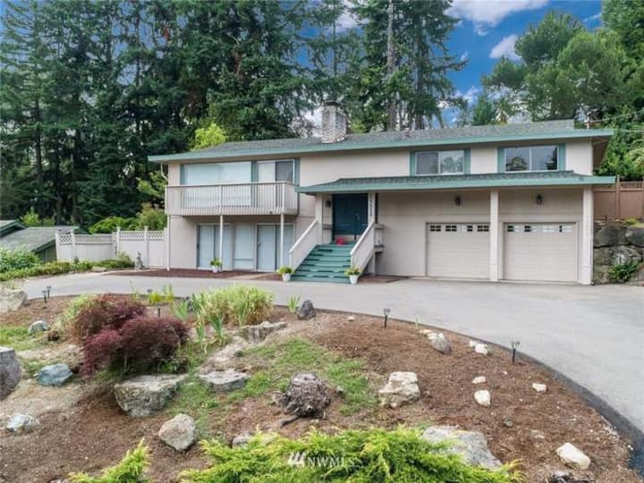 Gardenview Queensize Bedroom In A Single House - Redmond, WA