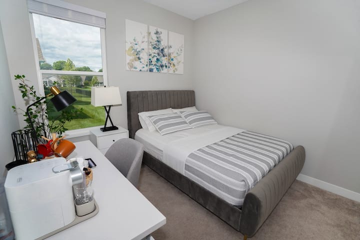 2 Bedrooms With Private Bathroom - Noblesville, IN
