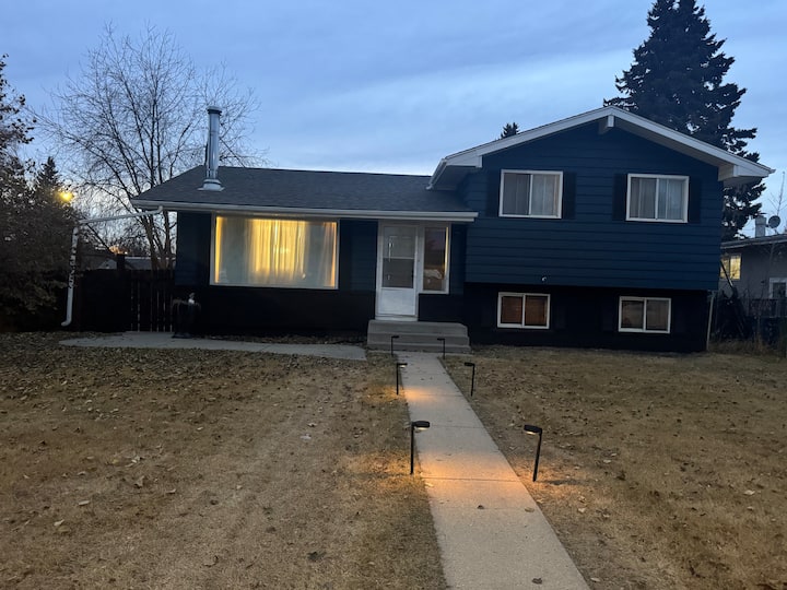 Cozy Modern Home / South Red Deer / 3br / 2bth - Red Deer