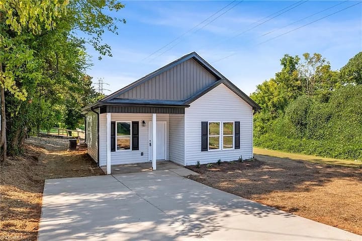 Charming Alexander St. Retreat - Winston-Salem, NC
