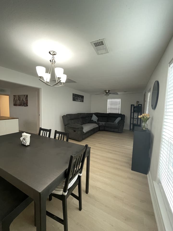 Friendly & Cozzy. Great For Families, Pet Owners - Houston, TX