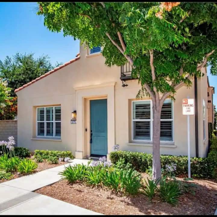 Stylish 2br Near Six Flags | Yard + Free Parking - Santa Clarita, CA