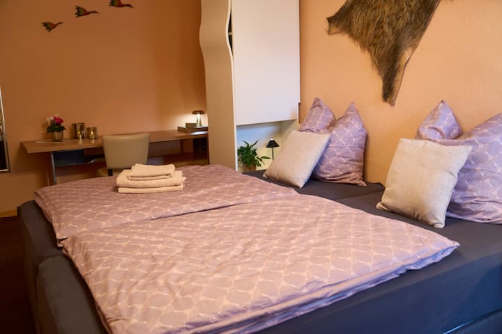 Zimmer Mit Boxspringbett Und Gemeinschaftsbad (1) - Zschopau