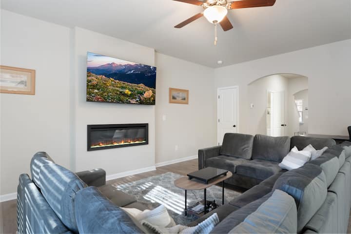 Charlotte 4br Retreat W/ Cozy Backyard & Fire Pit! - Charlotte, NC