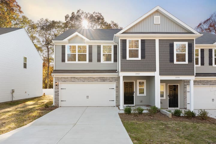 Charlotte 4br Retreat W/ Cozy Backyard & Fire Pit! - Charlotte, NC