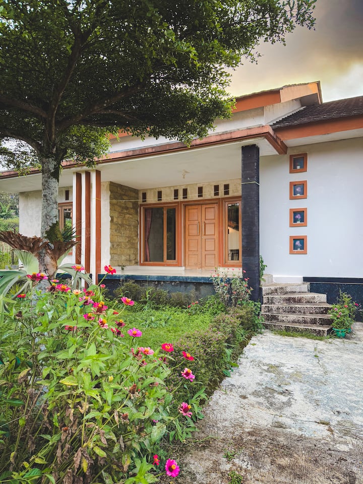 Villa Restu 5 – Cozy 2br Mountain View In Puncak - Cisarua