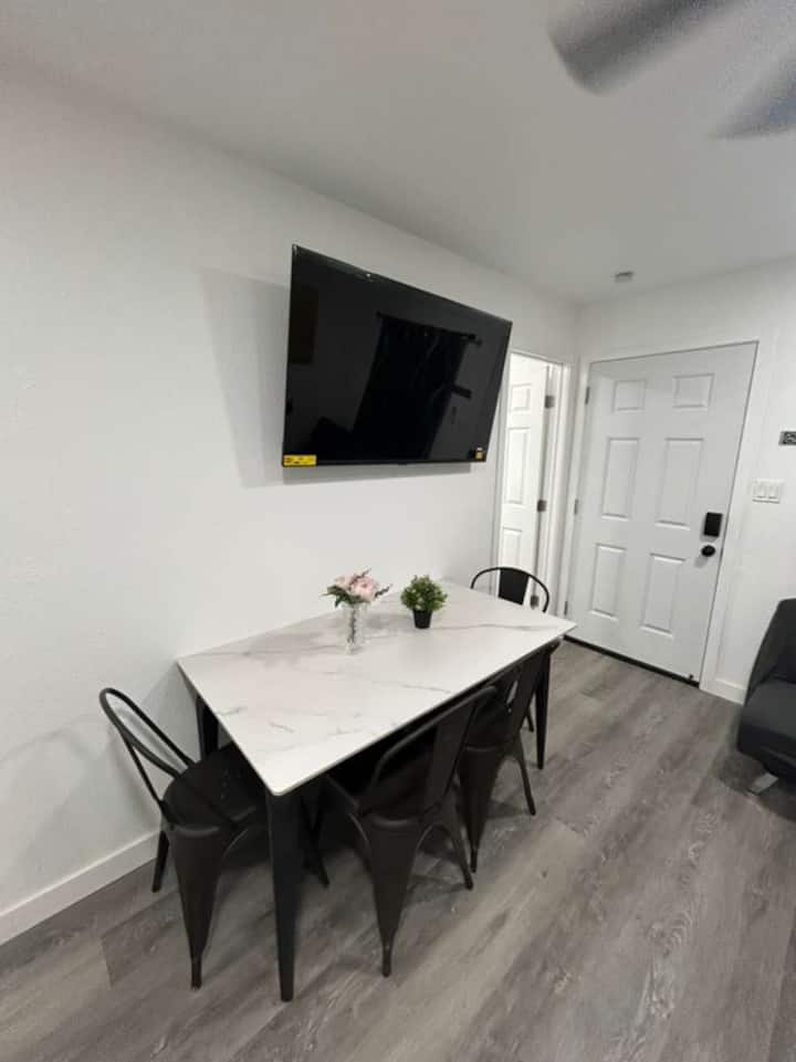 Sunny Oasis In S Los Angeles - Compton