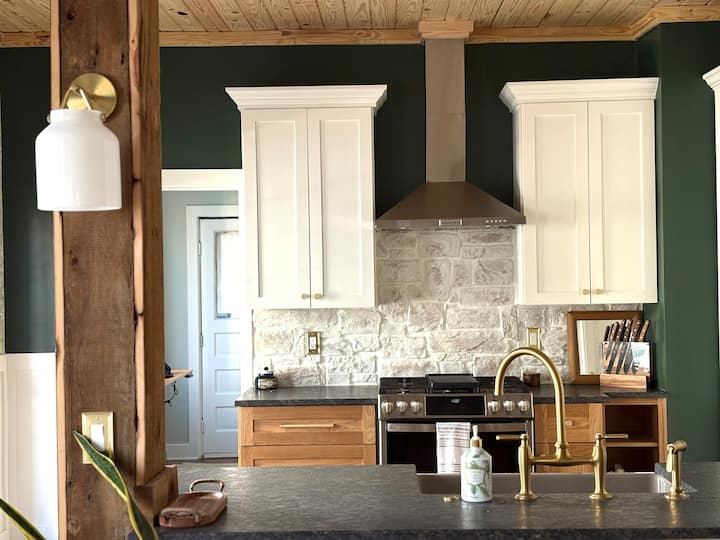 Urban Jungle Oasis In Historic Ohio City - Cleveland, OH