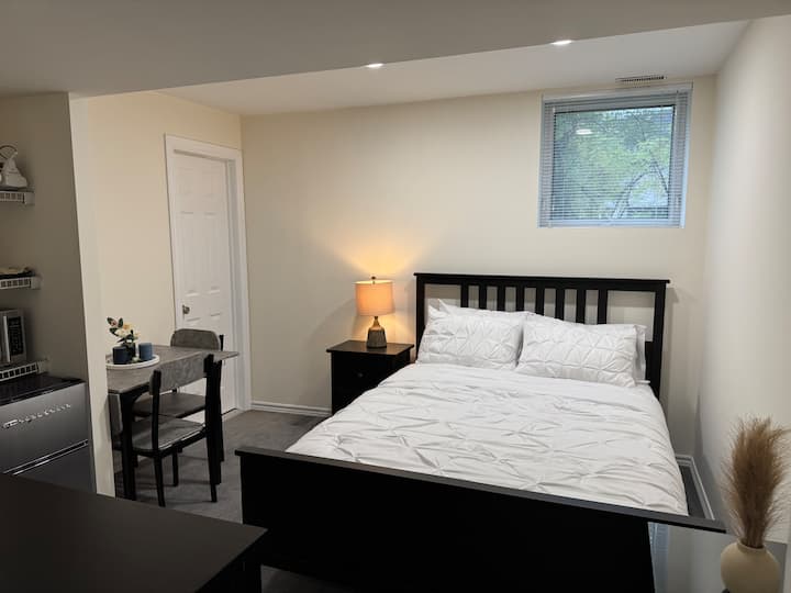 Cozy Private Hotel Style Bedroom In Basement - Toronto