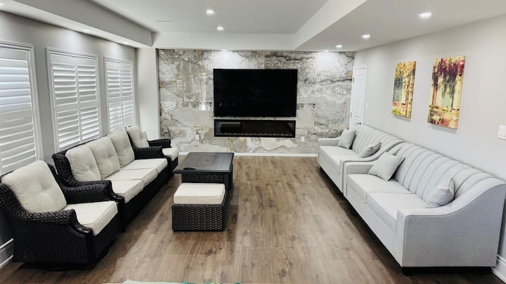 Modern And Spacious 2 Bedroom Luxury Suite - Brampton