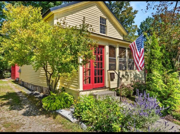 Little Yellow House! - Pontoosuc Lake, MA