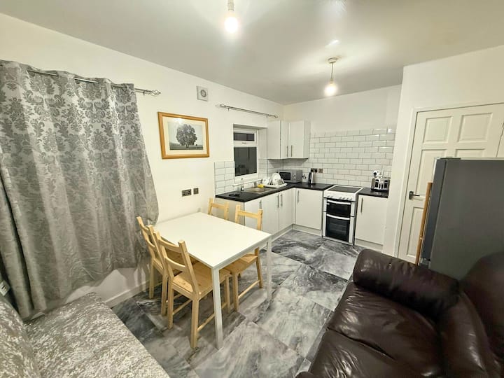 Modern 2br Apartment Close To Transport & Shops - Oldham