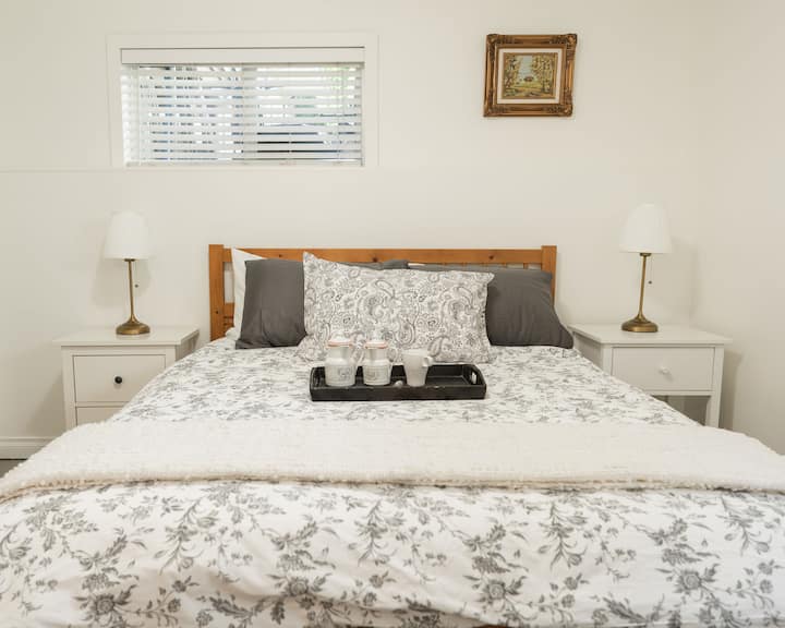 Private Suite | 7 Min Walk To Skytrain Transit - Burnaby