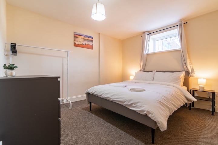 Folkestone 3 Bed Flat | Discounts For Long Stays - Folkestone