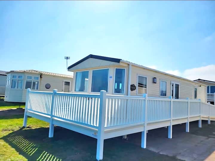 Sea Bliss - King Ensuite, 5-6 Sleeps Beachfront - Hartlepool