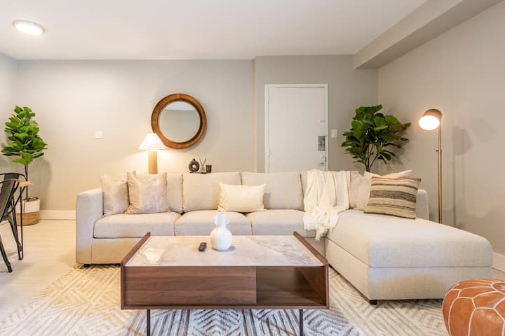 Modern 3br Condo | Prime Downtown, Free Parking - Montreal