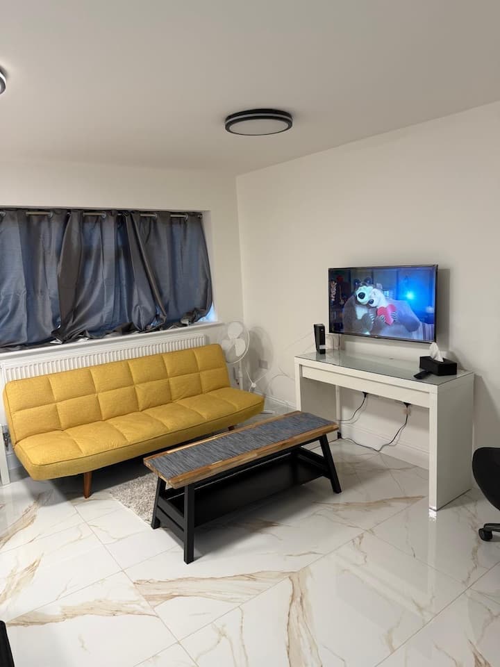 Cosy New 3 Bedroom House - Private Parking - Slough