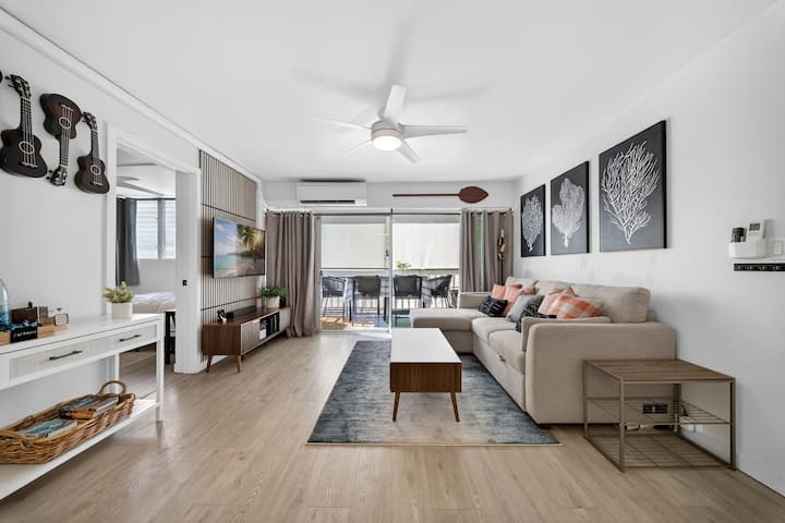 1 Block From The Beach 2br/2ba Condo~free Parking! - Honolulu, HI