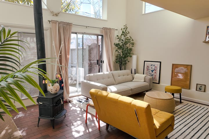 Cozy & Bright Fremont Loft | King Beds & Parking - Seattle, WA