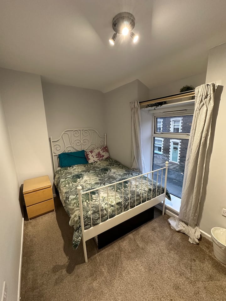 3 Bed Workers Home. Quick Transport Links - Pontypridd
