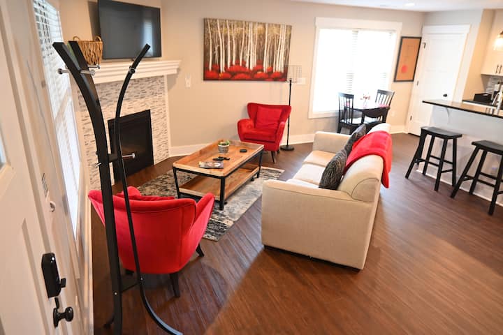 Red Ruby Modern Luxe 2br/3bed, 2bath, Asheville - Swannanoa, NC
