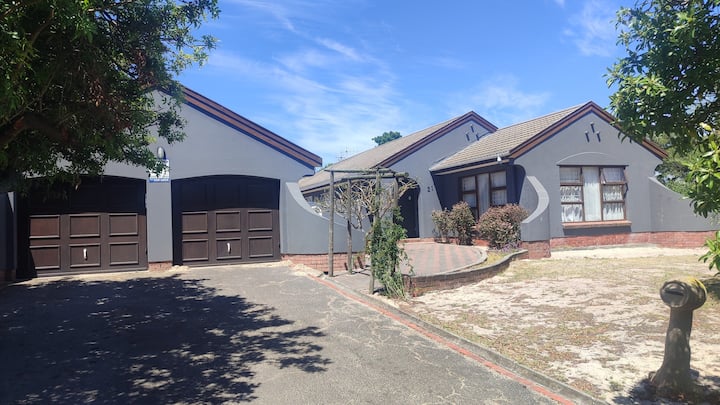 Whopping Welgelegen Residence - Cape Town