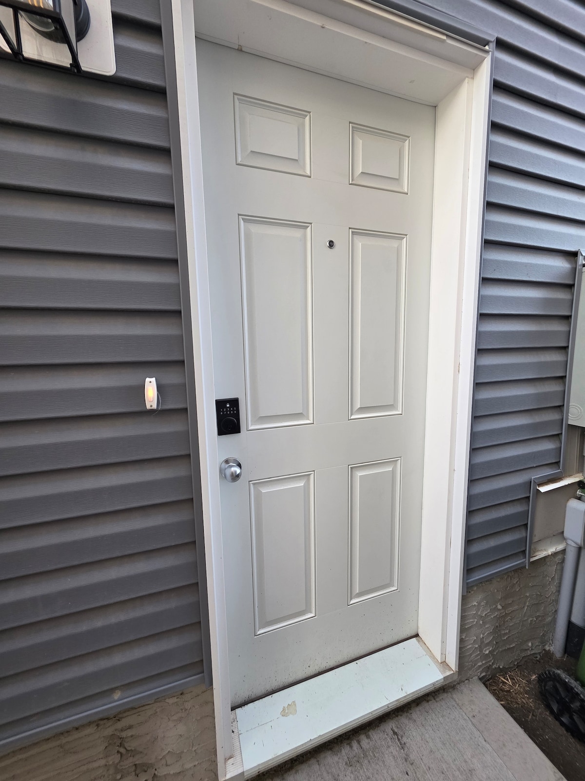 1BR Private Suite| Stylish | Minutes to YEG & WEM - Airbnb