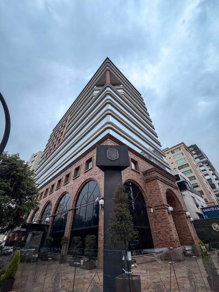 Departamento Con Piscina Parque La Carolina - Quito